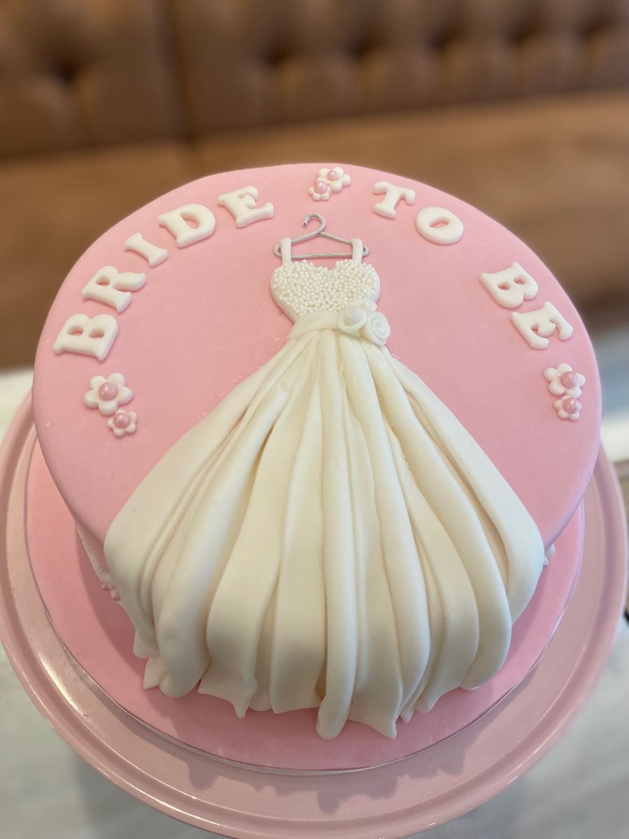 Bride-to-Be Fondant Cake – Cakepulse